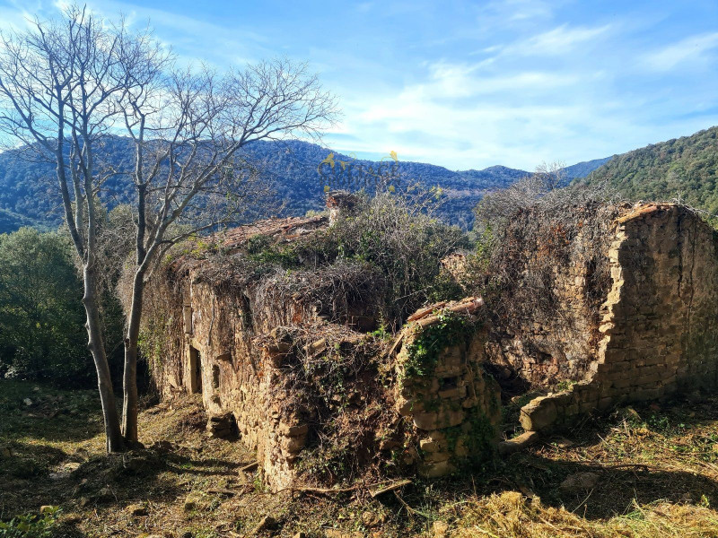 Masía del siglo XV para rehabilitar en venta en La Garrotxa, Girona.